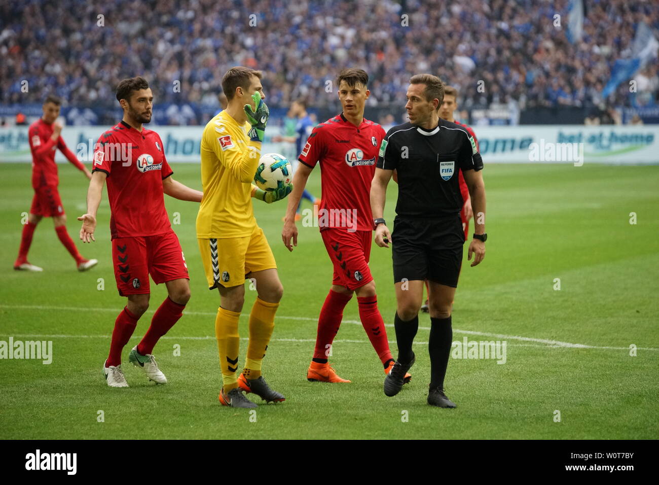 Schiedsrichter Tobias Stieler (Hamburg) sieht sich der Kritik von ...