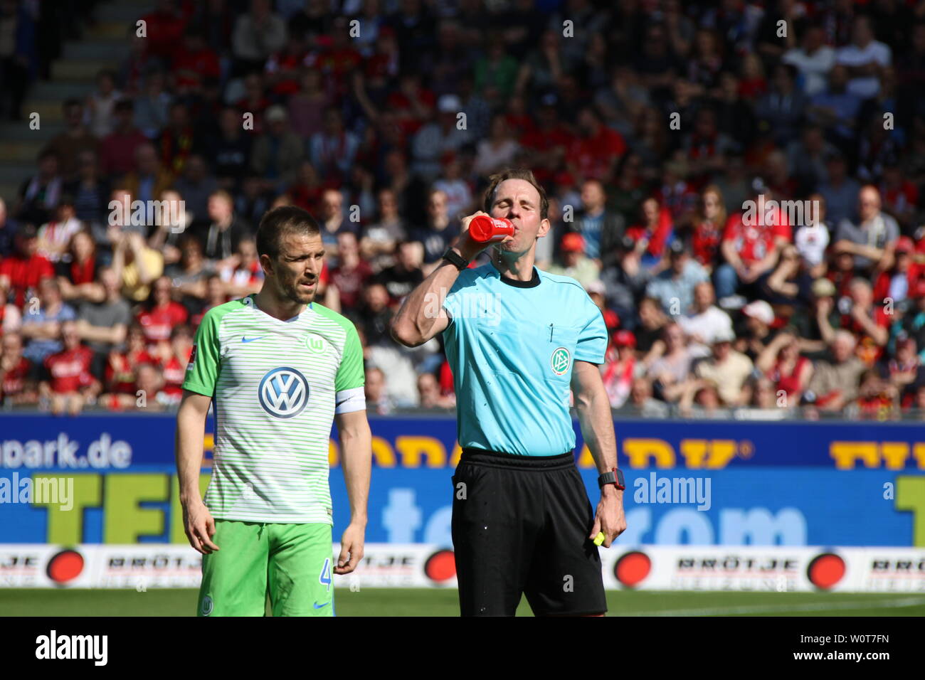 Schiedsrichter sascha stegemann niederkassel hi-res stock photography ...