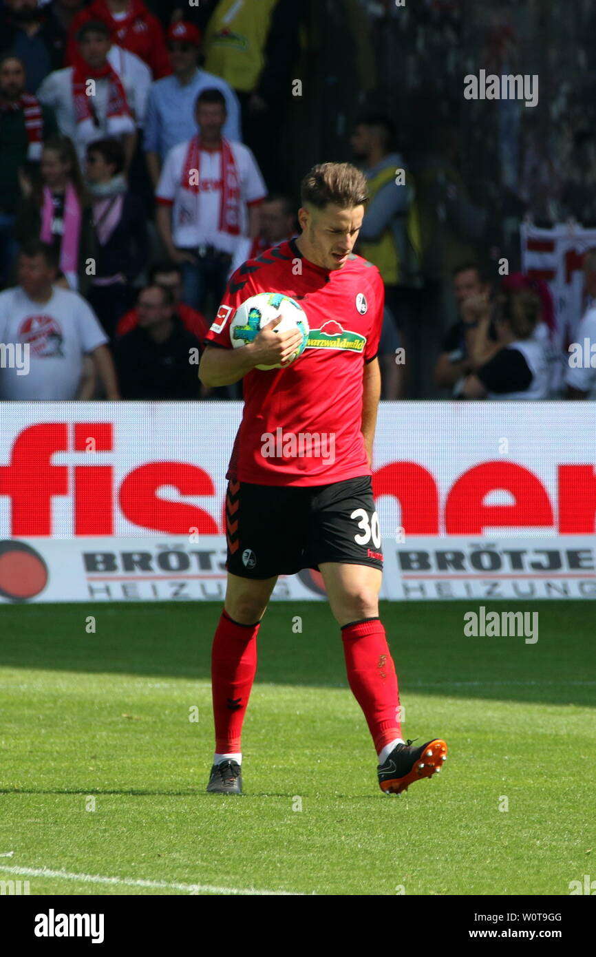 Christian Guenter (Freiburg) mit dem Ball auf dem Weg zum Elfmeter, 1 ...