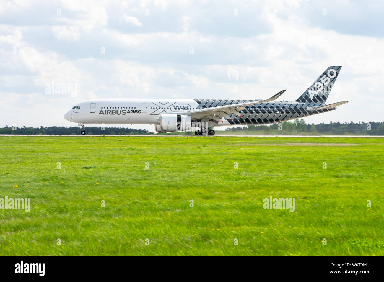 Wide body jet airliner hi-res stock photography and images - Alamy