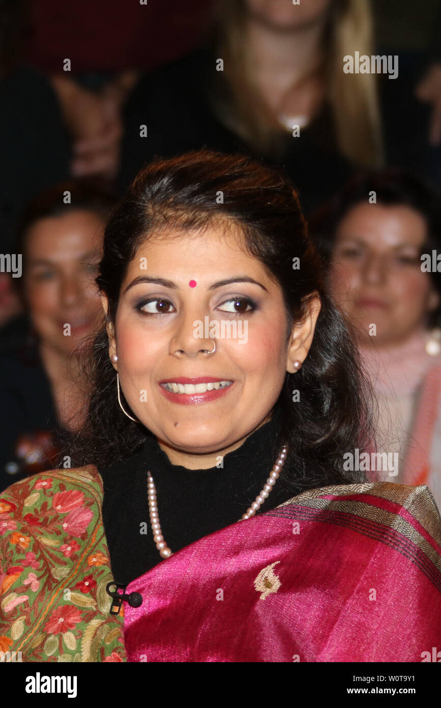 Divya Kalia (Unternehmerin), Lanz, Sendung 1, 02.05.2018 Stock Photo ...