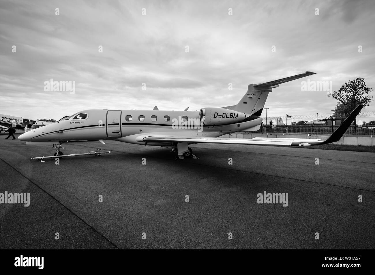 Embraer phenom Black and White Stock Photos & Images - Alamy