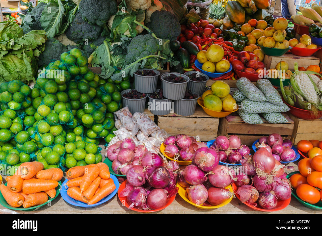 Marktstand auf einem Bauernmarkt mit frischem Obst und Gemuese Stock ...