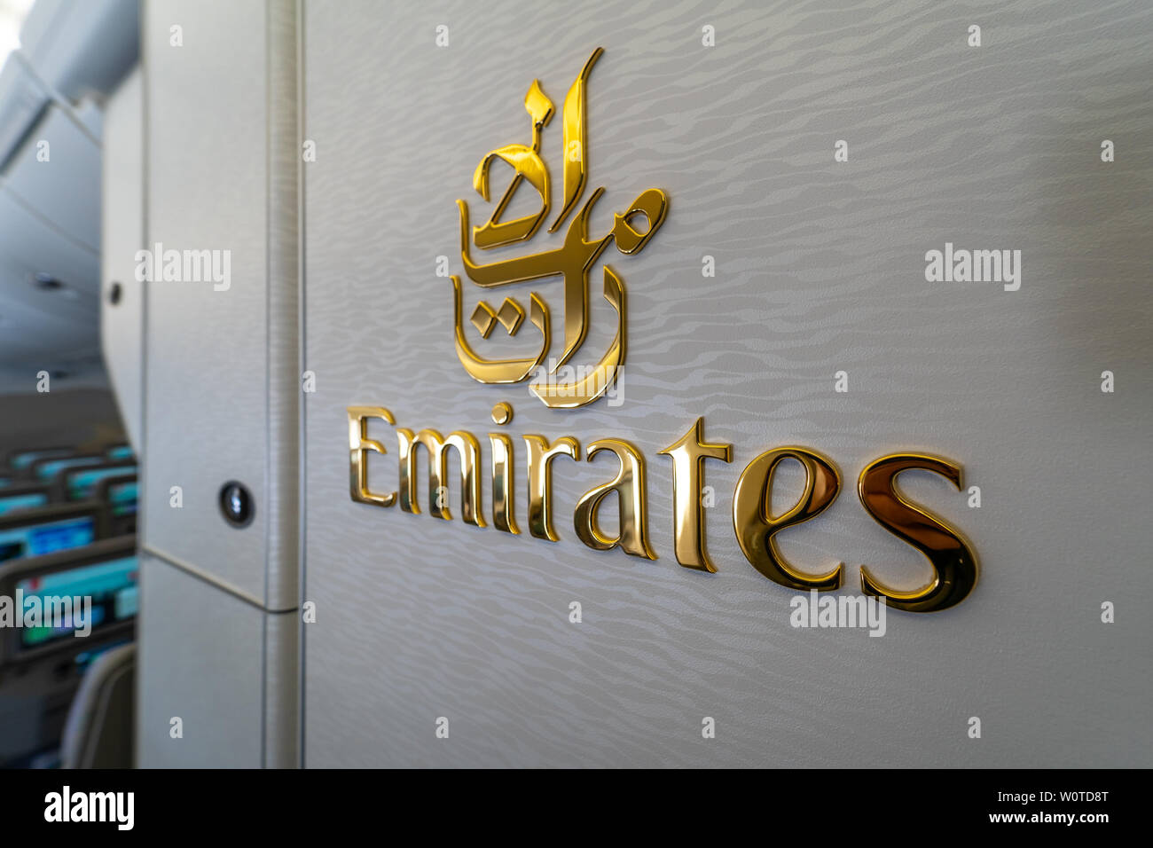 에미레이트 로고 골드