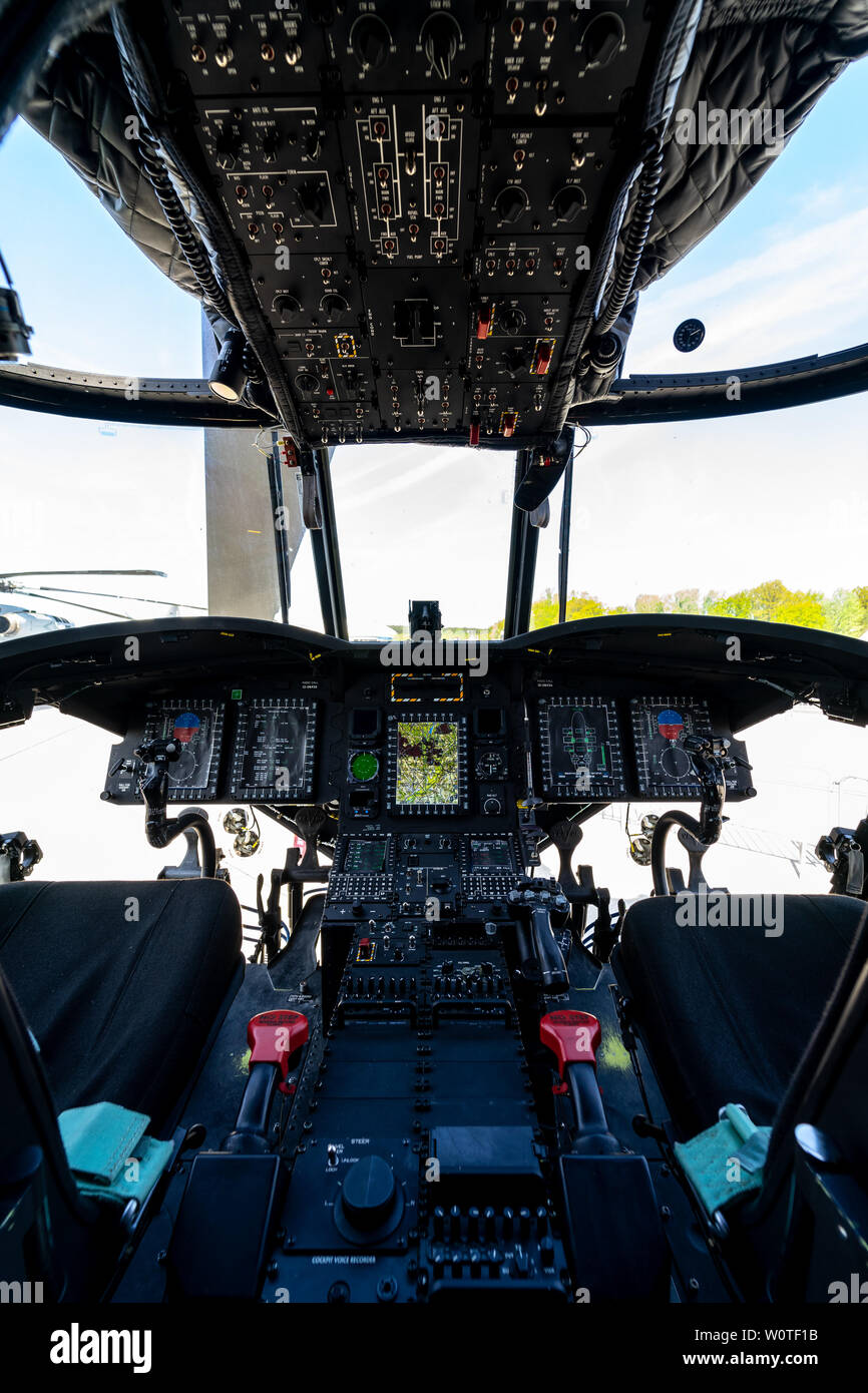 Boeing ch 47 chinook cockpit hi-res stock photography and images - Alamy