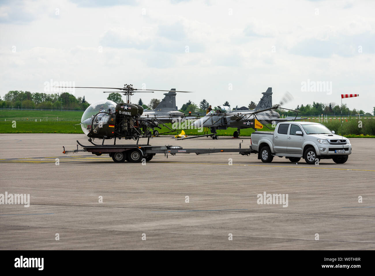 Bell 47 helicopter hi-res stock photography and images - Alamy
