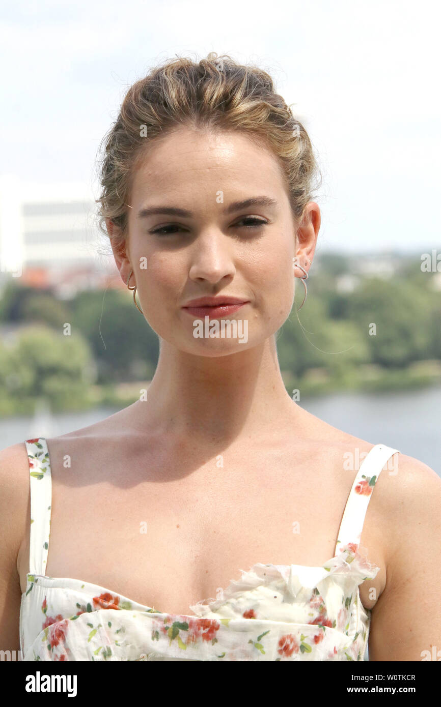 Lily James Mamma Mia Photocall Le Fontenay Hamburg 12 07 20187 Stock