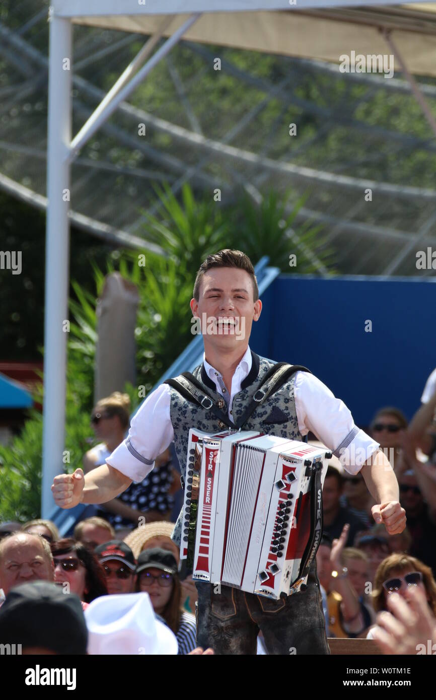 Erneut Tagessieger beim Sommerhitkoenig: Simon Wild mit Handharmonika ...