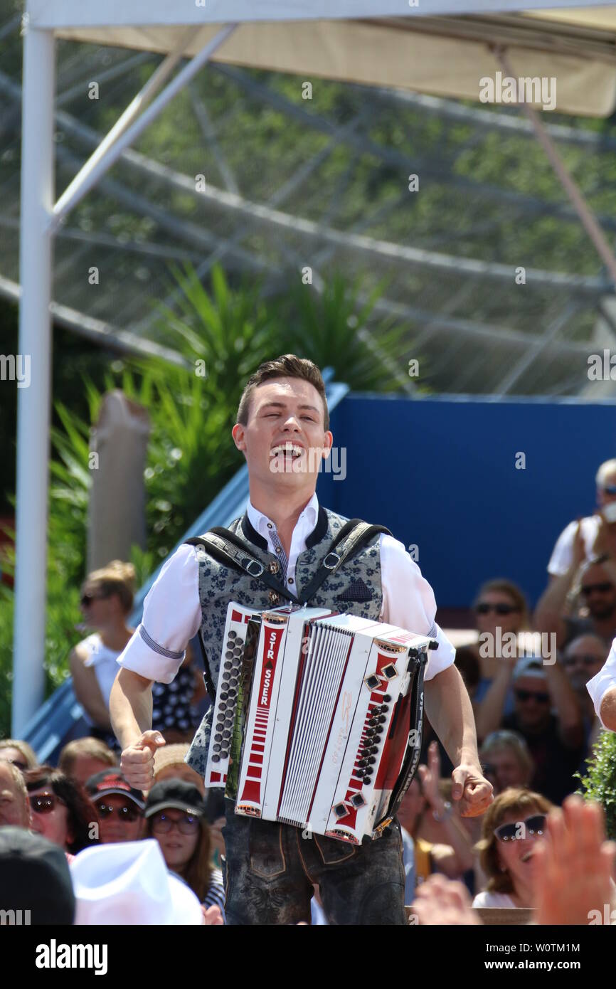 Erneut Tagessieger beim Sommerhitknig: Simon Wild mit Handharmonika in ...