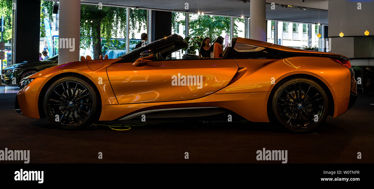 Plug in hybrid sports car bmw i8 roadster hi-res stock photography and ...
