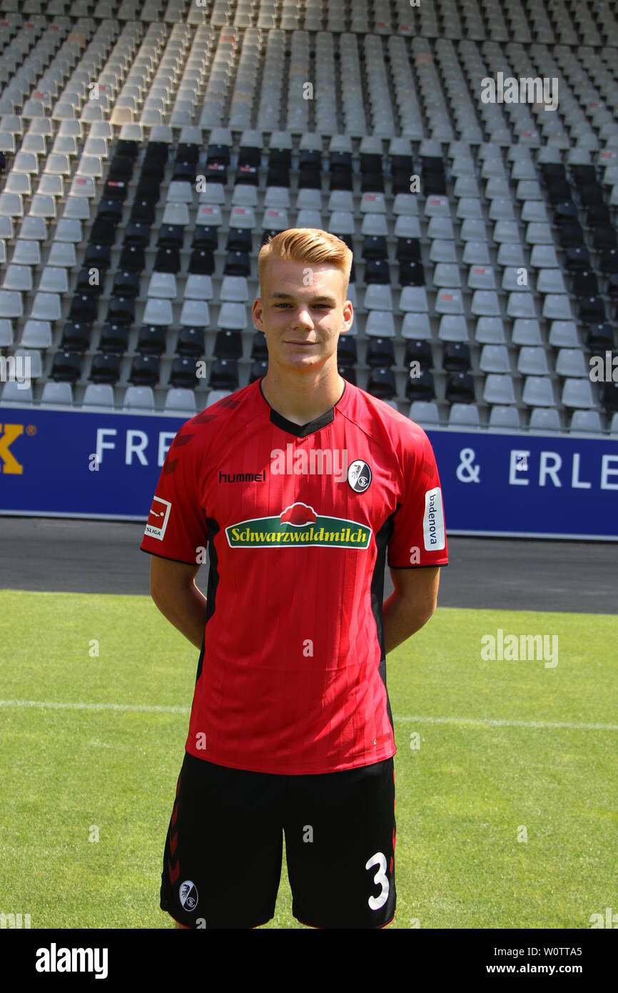 Philipp Lienhart (Freiburg) - SC Freiburg Mannschaftsfoto 2018-19 Stock ...