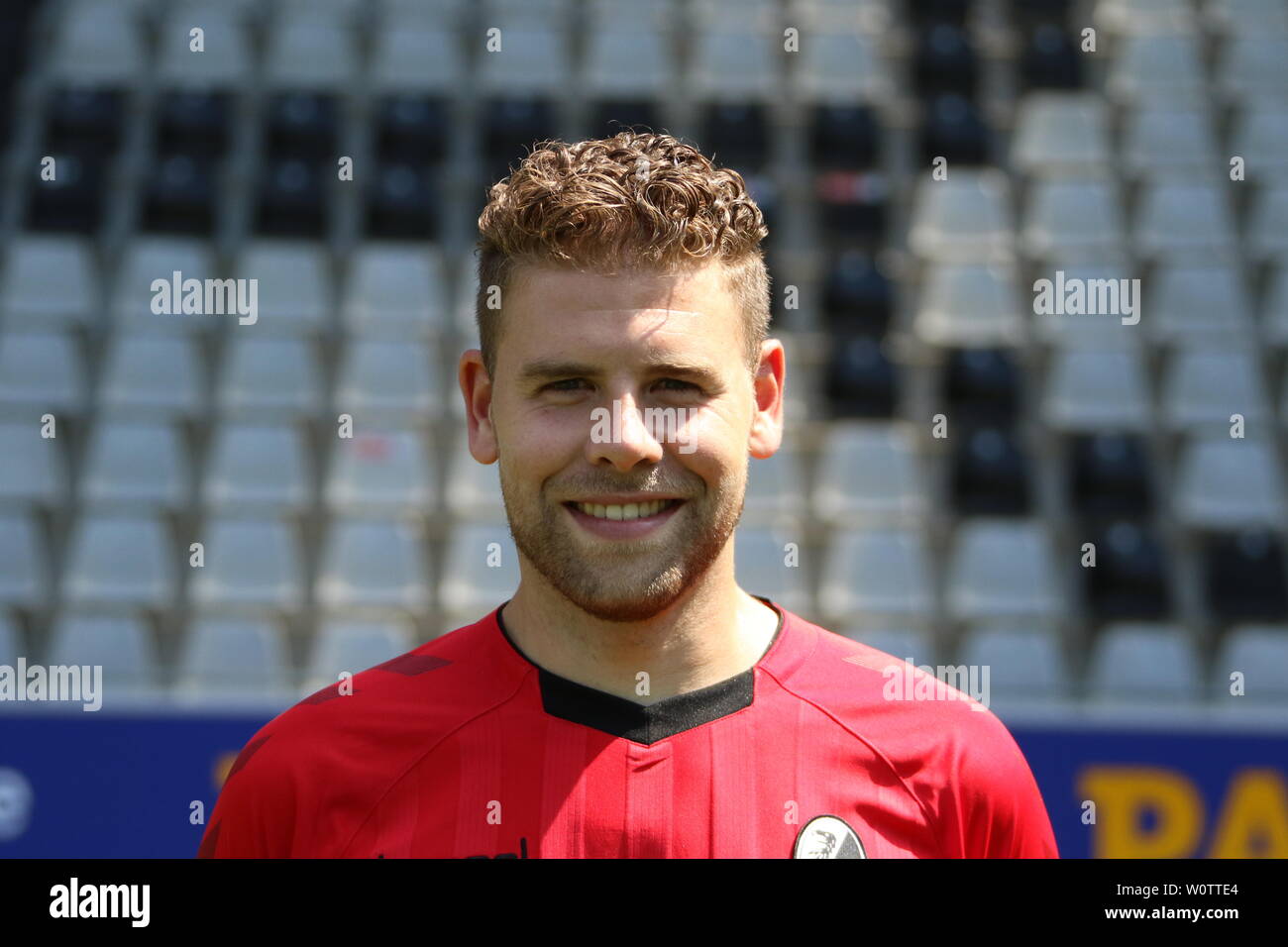 Yoric Ravet (Freiburg) - SC Freiburg Mannschaftsfoto 2018-19 Stock ...