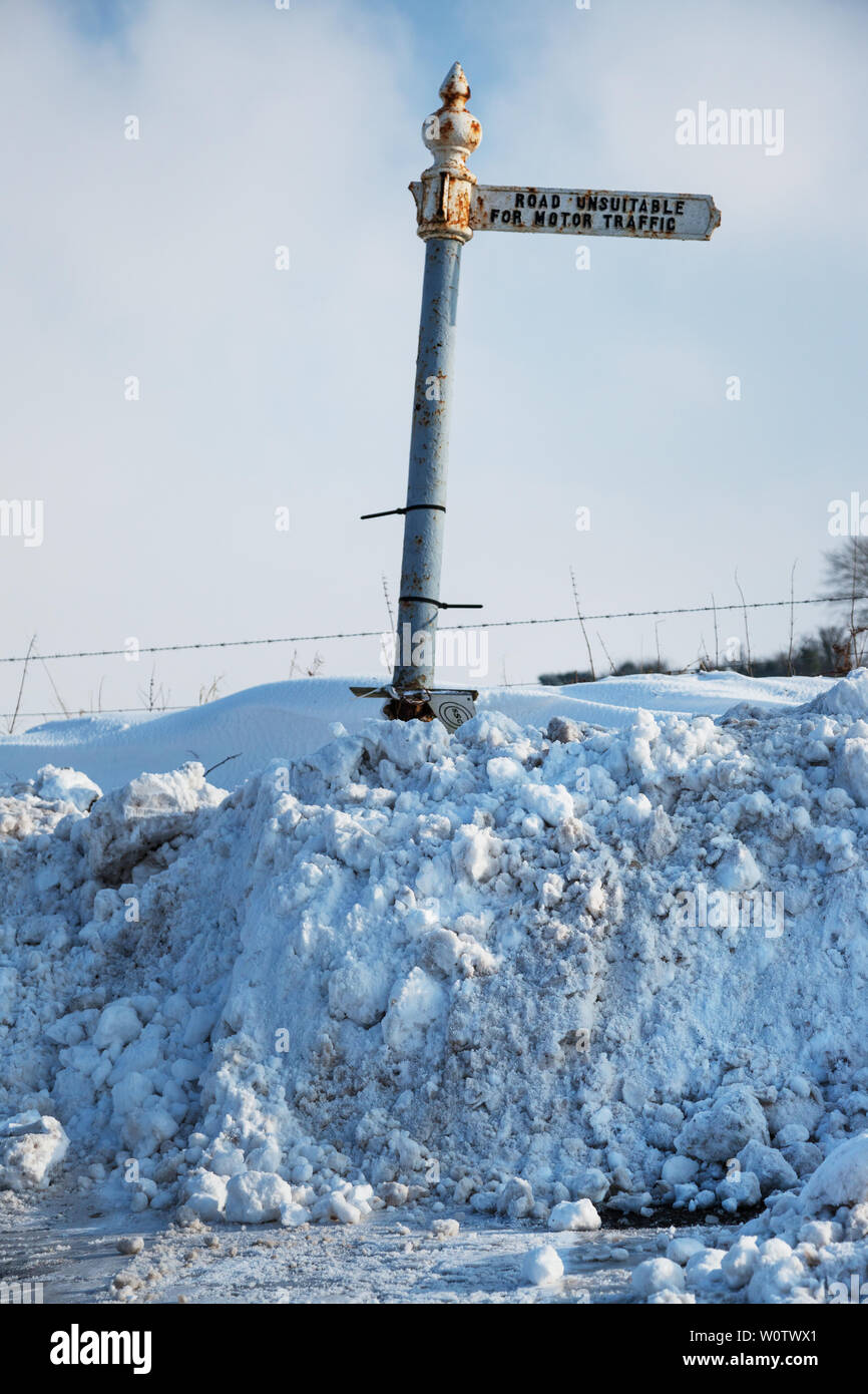 Escape route road sign hi-res stock photography and images - Alamy