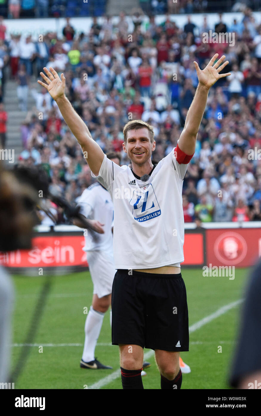 Per Mertesacker bei "Mertes Homecoming" in der HDI Arena in Hannover am ...