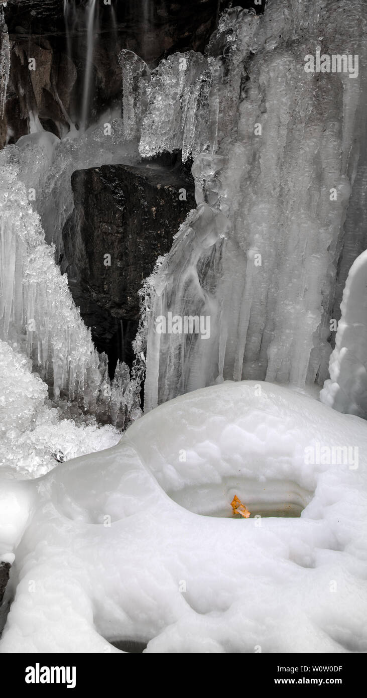 Ice dropping into water hi-res stock photography and images - Alamy