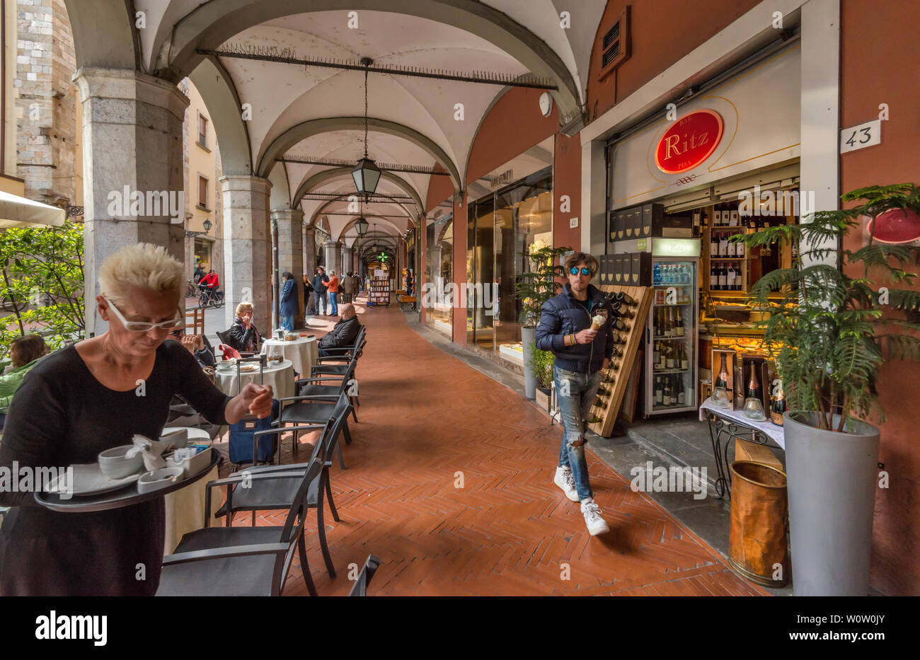 Cafe, shops at Borgo Stretto passage, historic center of Pisa, Tuscany ...