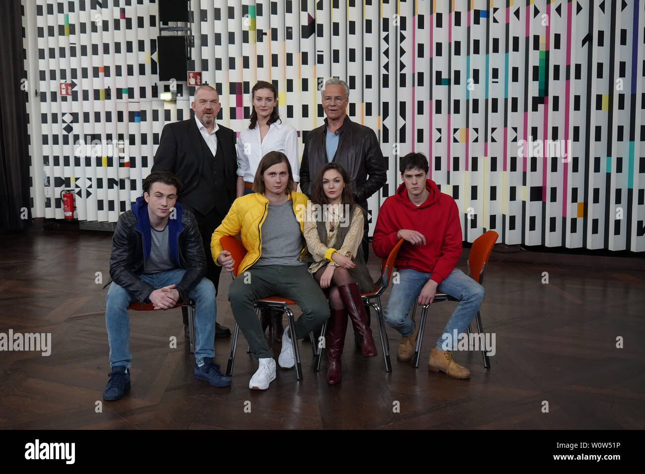 Klaus J. Behrendt und Dietmar Baer zusammen mit den Schauspielern Emma ...