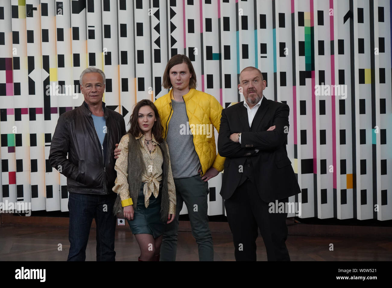Klaus J. Behrendt und Dietmar Baer zusammen mit den Schauspielern Emma ...
