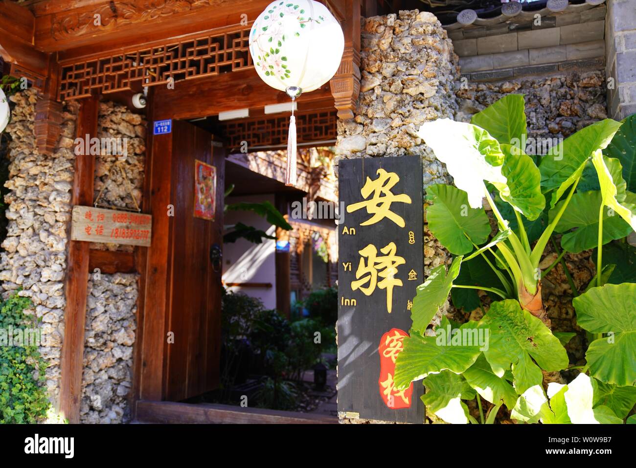 Street view of the ancient city of Lijiang Stock Photo - Alamy