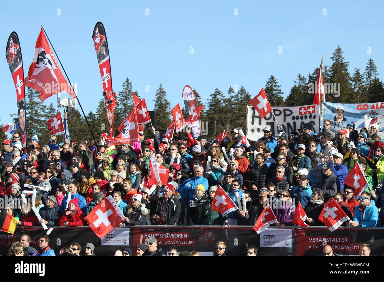 Schweizer Fans im Weltcupstadion am Seebuck beim FIS Ski Cross Weltcup ...