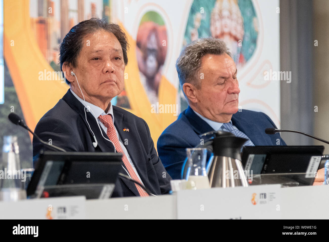 Der malaysische Tourismusminister 'Datuk Mohamaddin bin Ketapi' und Dr ...