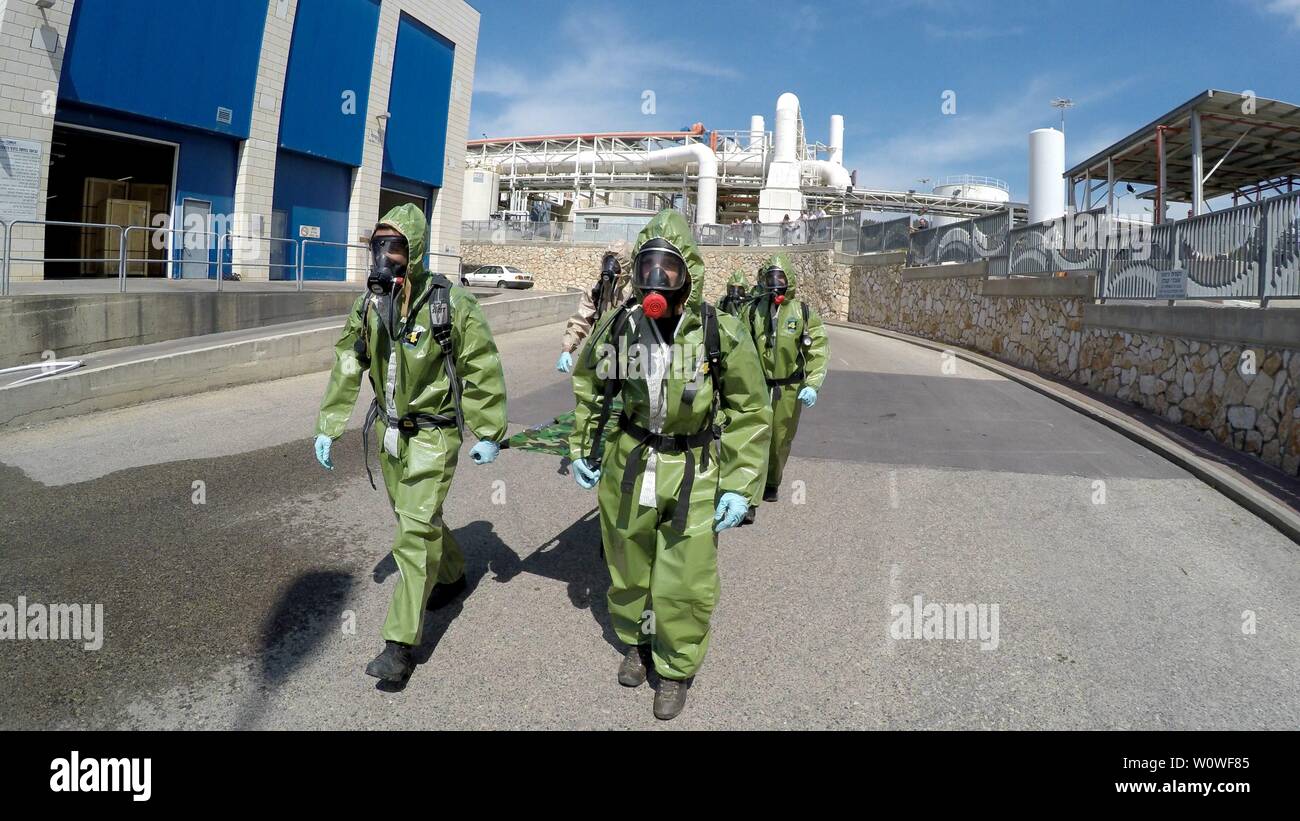 Self contained breathing apparatus scba mask hi-res stock photography ...