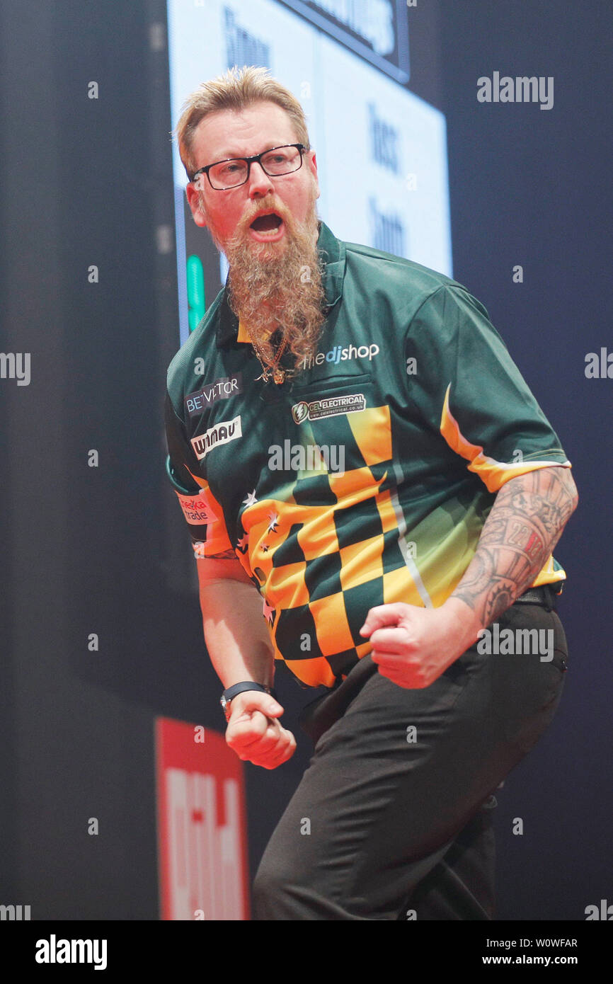 Simon whitlock darts hi-res stock photography and images - Alamy