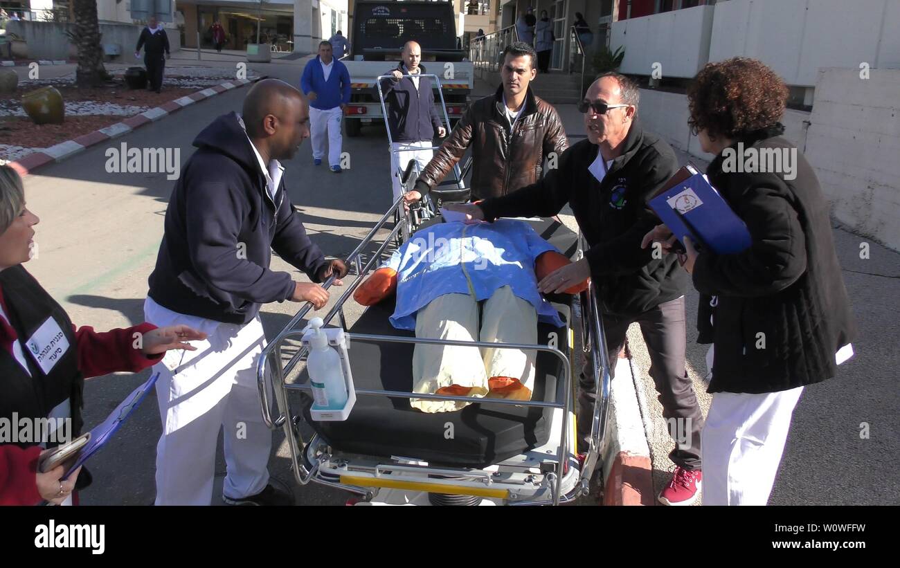 Paramedics and medical staff give first aid to victims of earthquake ...