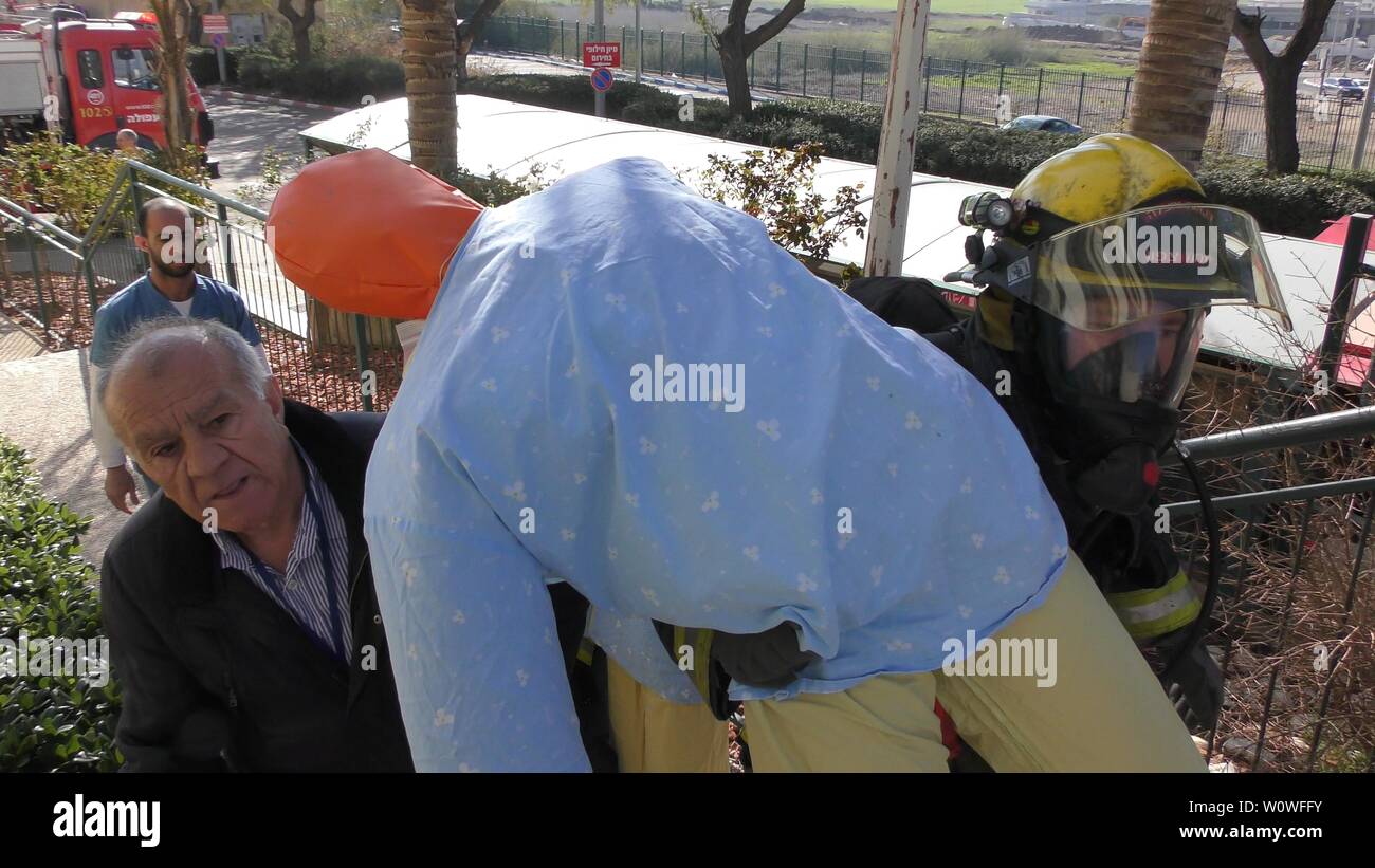 Paramedics and medical staff give first aid to victims of earthquake ...