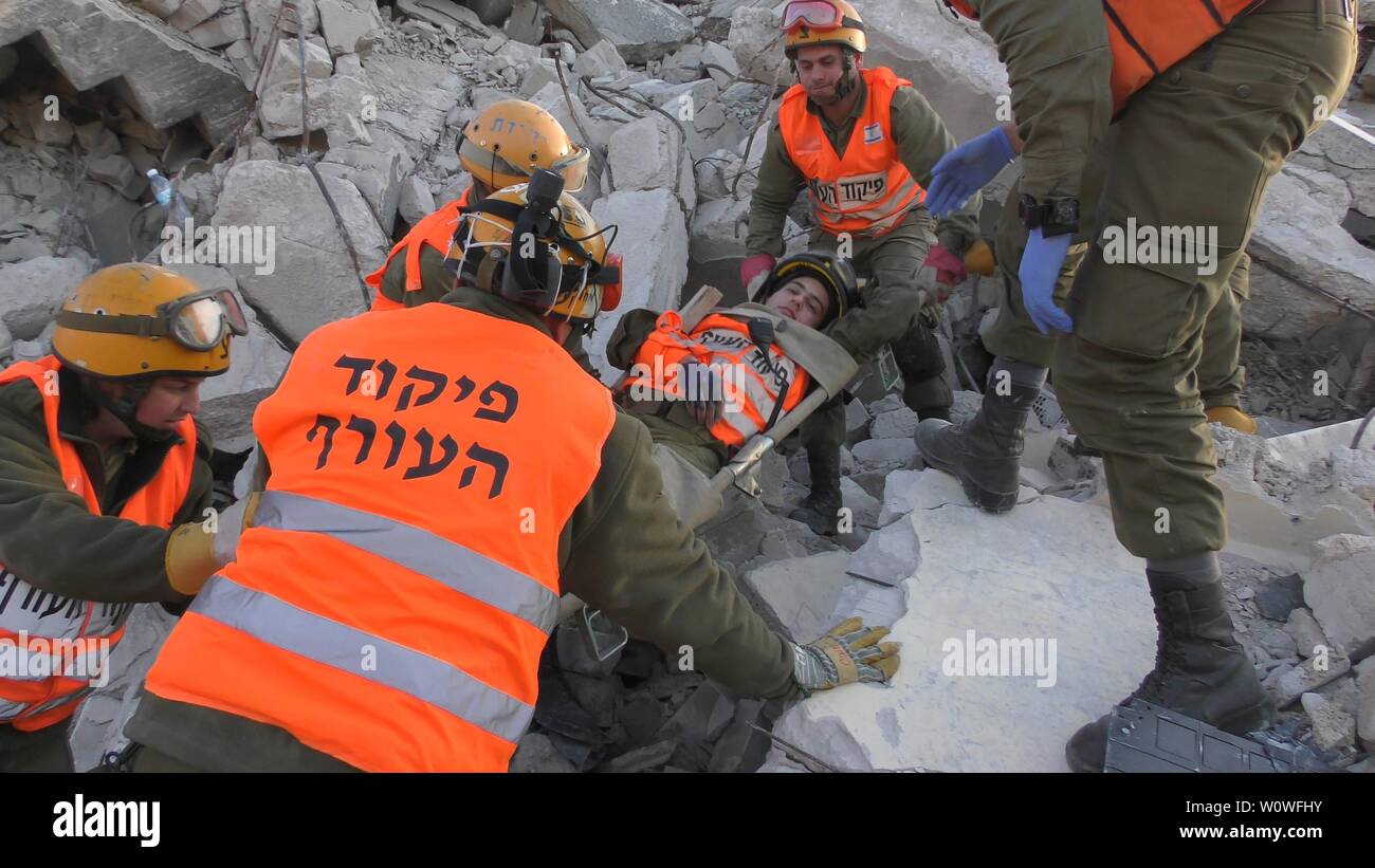 Israeli Homeland Security Soldier in Ibtin carry injured soldier on ...