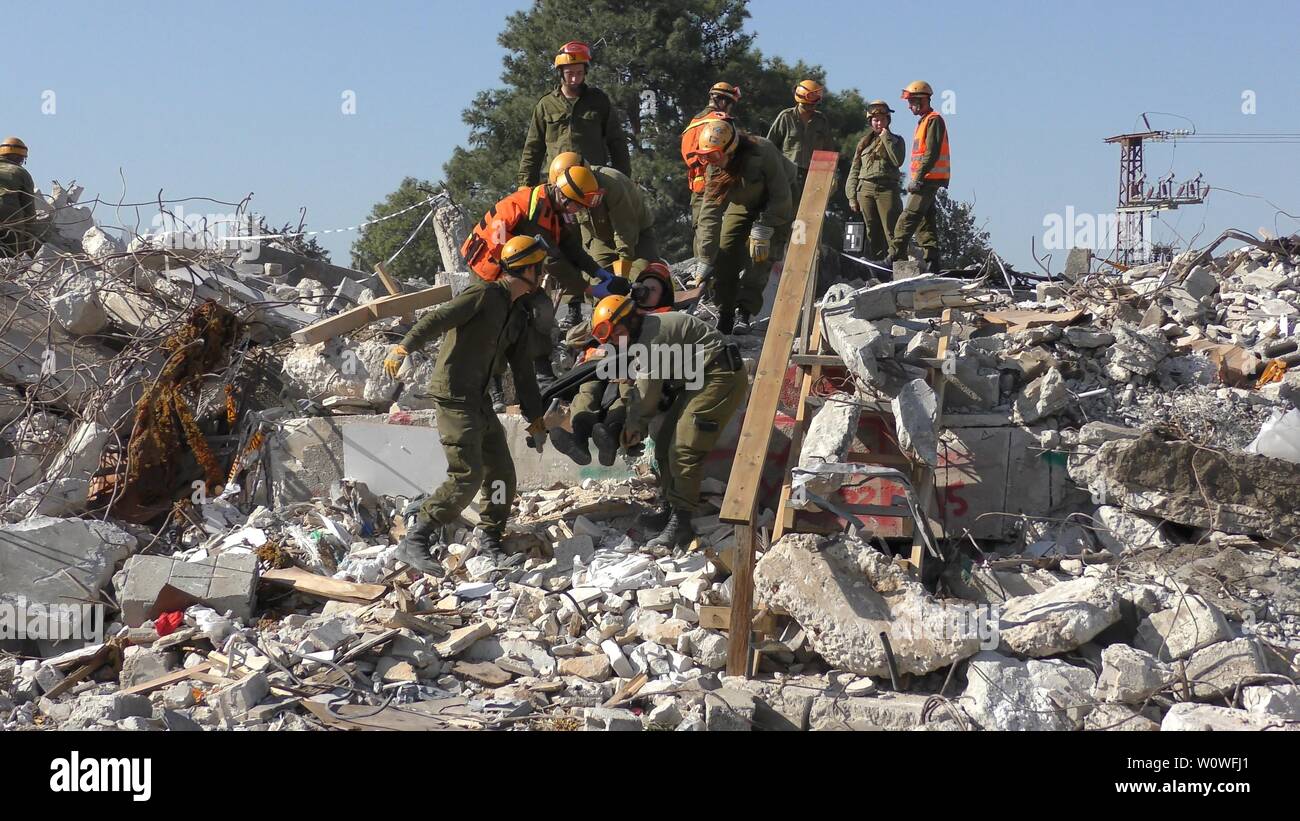 Israeli Homeland Security Soldier in Ibtin carry injured soldier on ...