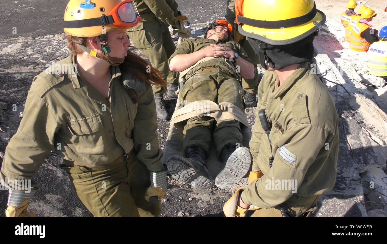 Israeli Homeland Security Soldier in Ibtin carry injured soldier on ...