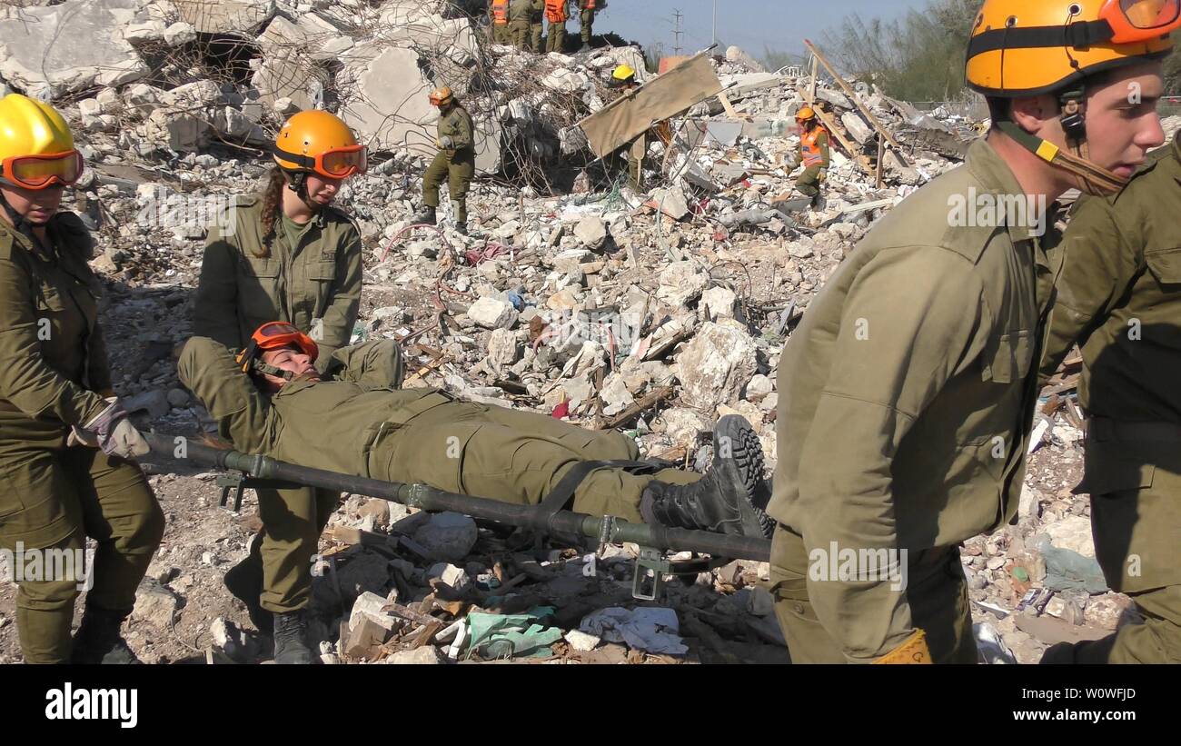 Israeli Homeland Security Soldier in Ibtin carry injured soldier on ...