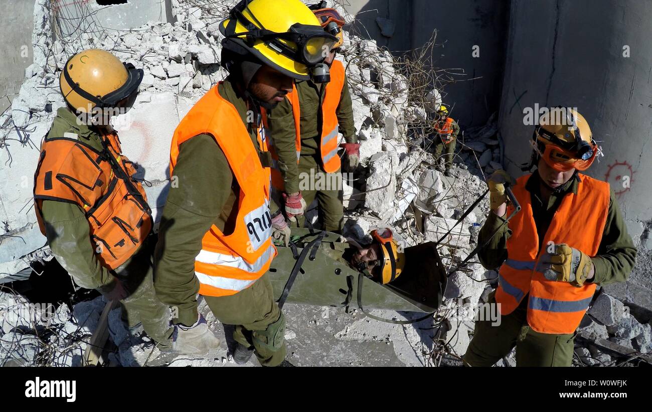 Israeli Homeland Security Soldier in Ibtin carry injured soldier on ...