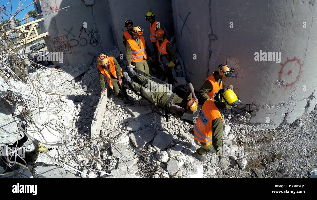 Israeli Homeland Security Soldier in Ibtin carry injured soldier on ...