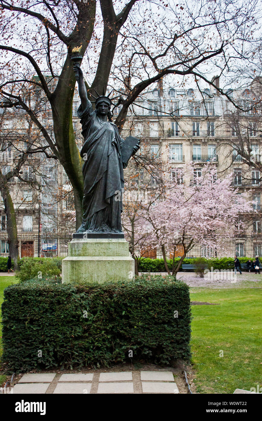 Statues and monuments hi-res stock photography and images - Alamy