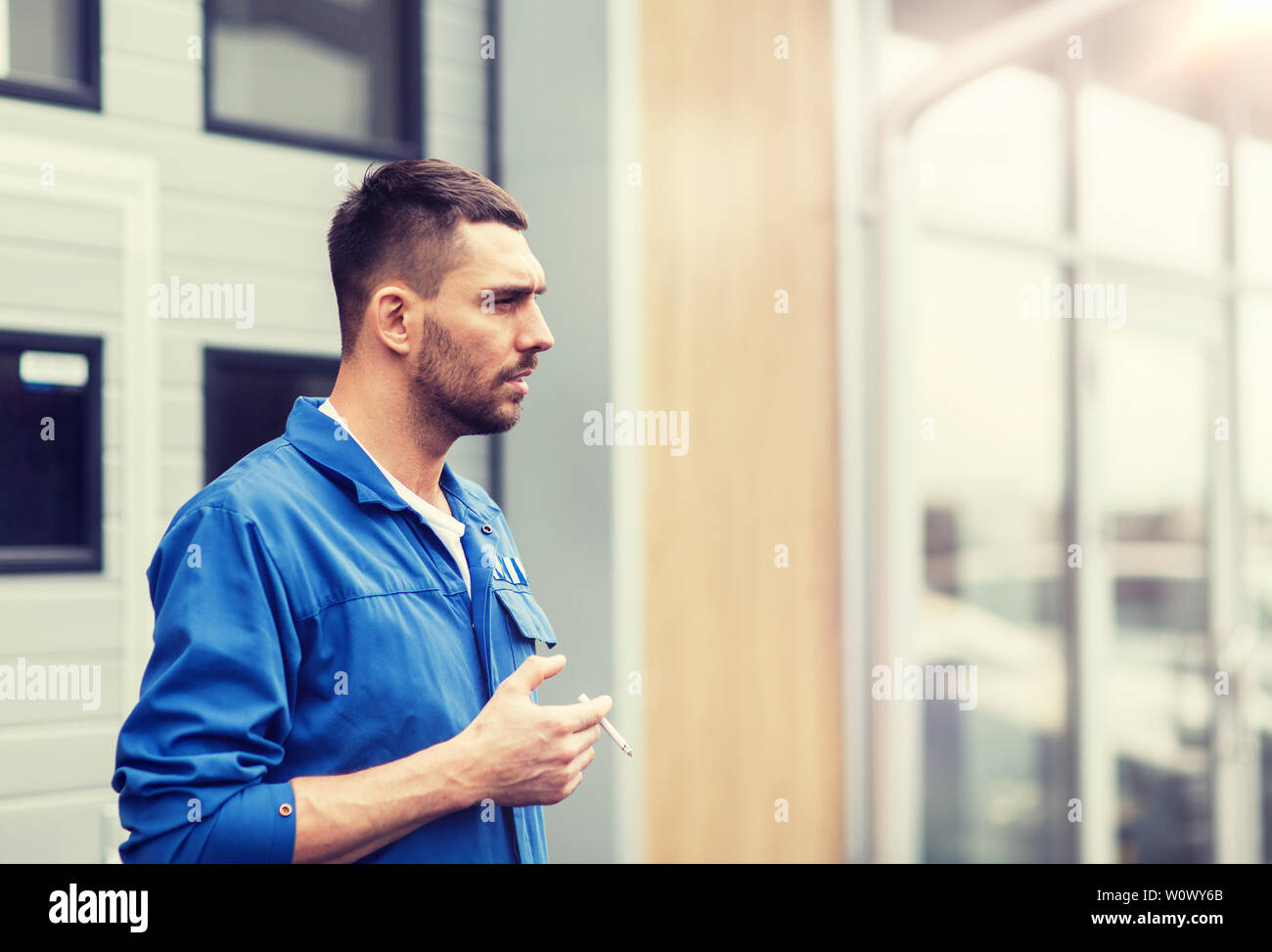 Auto mechanic smoking cigarette hi-res stock photography and images - Alamy
