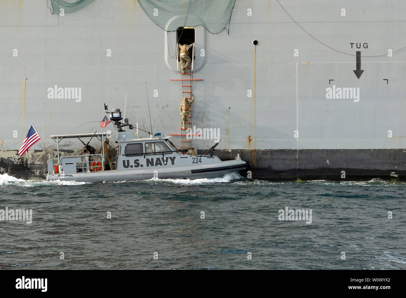 GULF OF TADJOURA, Djibouti - U.S. Navy Sailors with Coastal Riverine ...