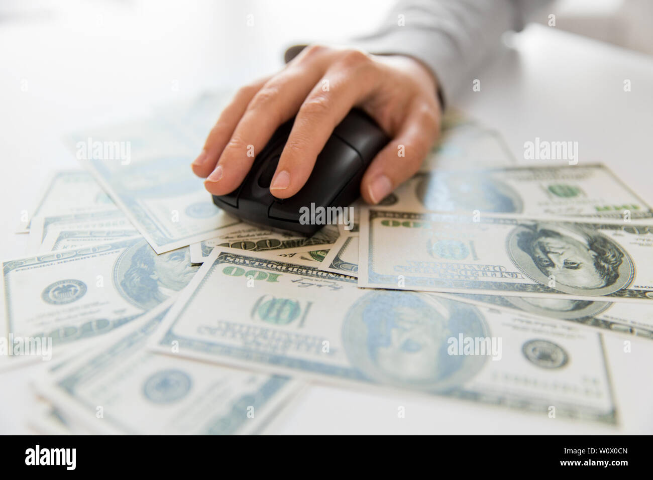 Money computer mouse hi-res stock photography and images - Alamy