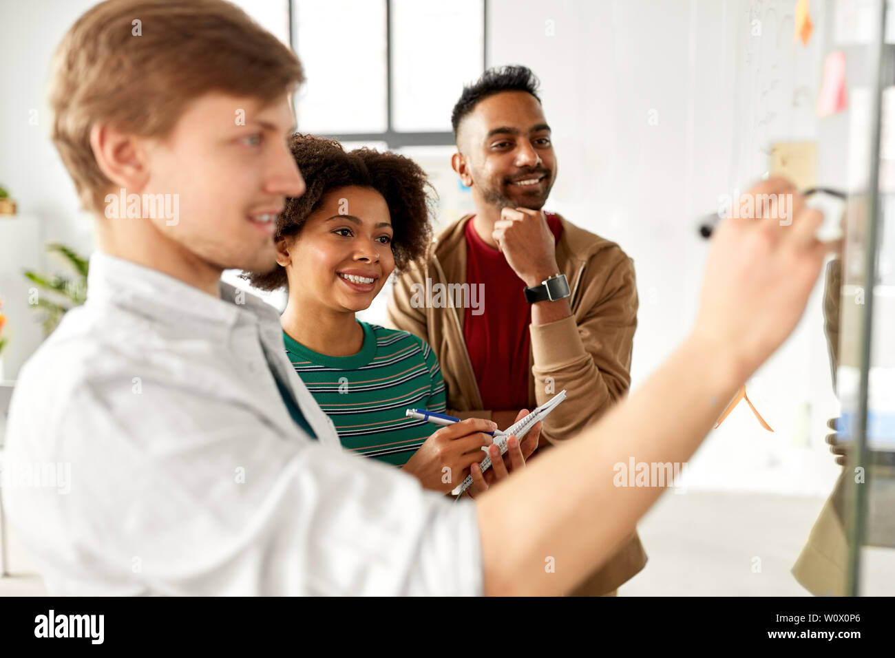 Meeting writing creative team hi-res stock photography and images - Alamy