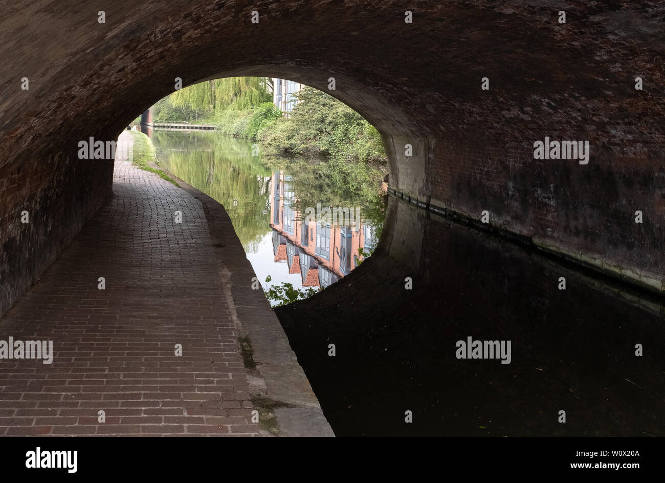 The entrance to a short tunnel on the Chesterfield canal at Retford ...