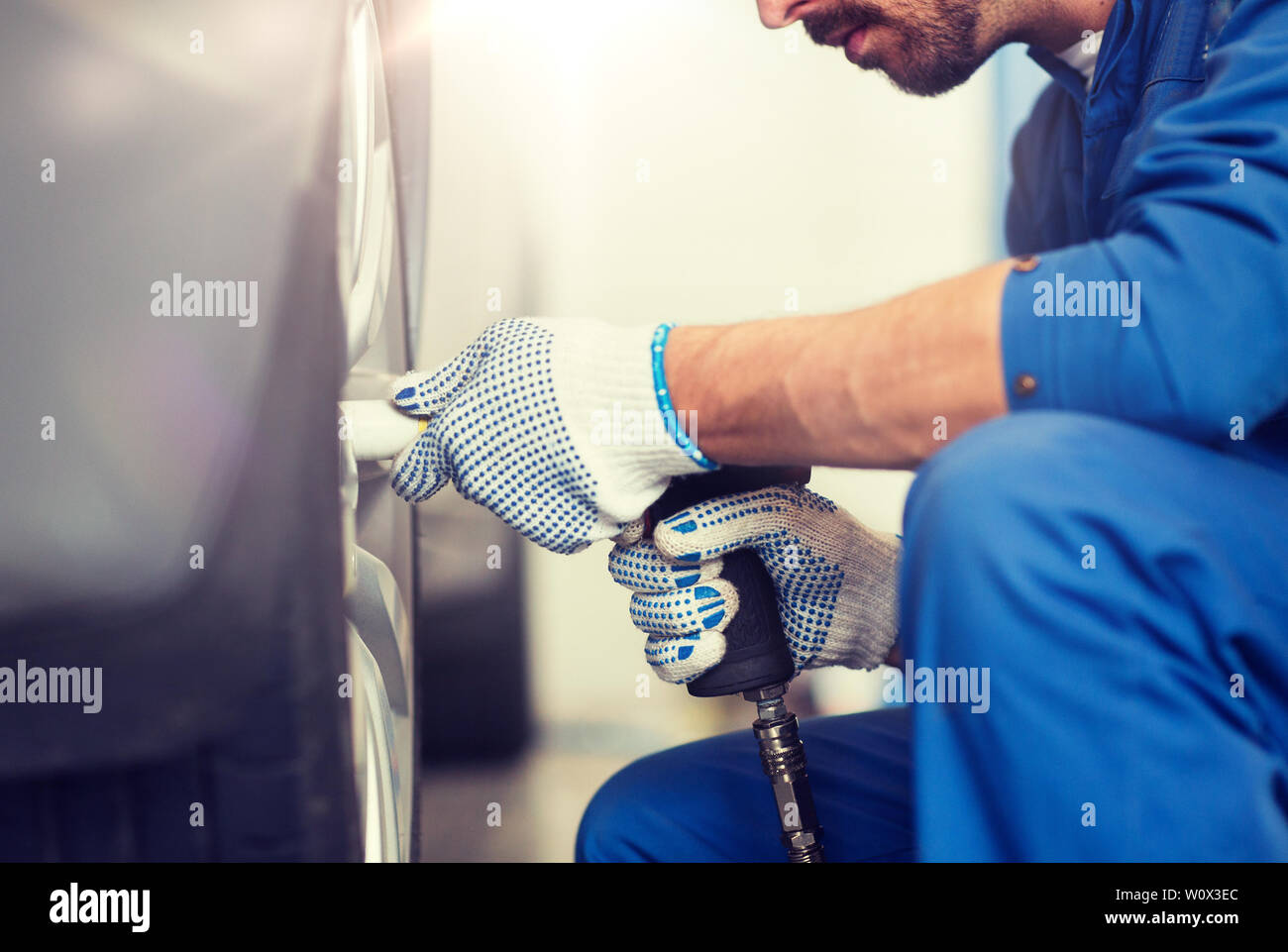 Mechanic with electric screwdriver hi-res stock photography and images ...