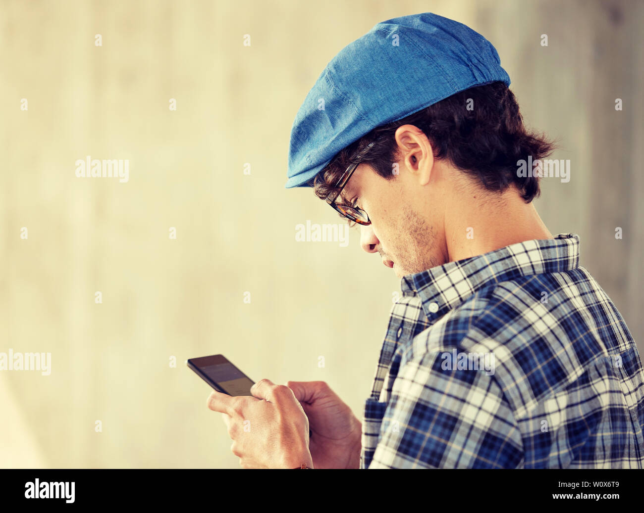 Online texting hi-res stock photography and images - Alamy