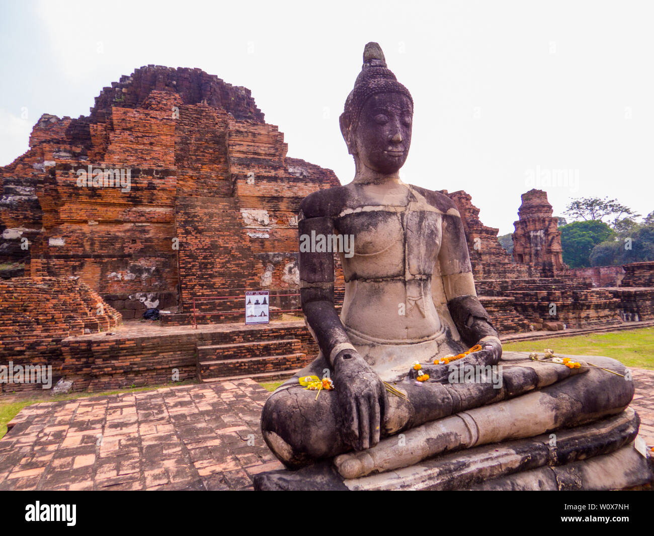 Pagoda and statue wat phra mahathat hi-res stock photography and images ...