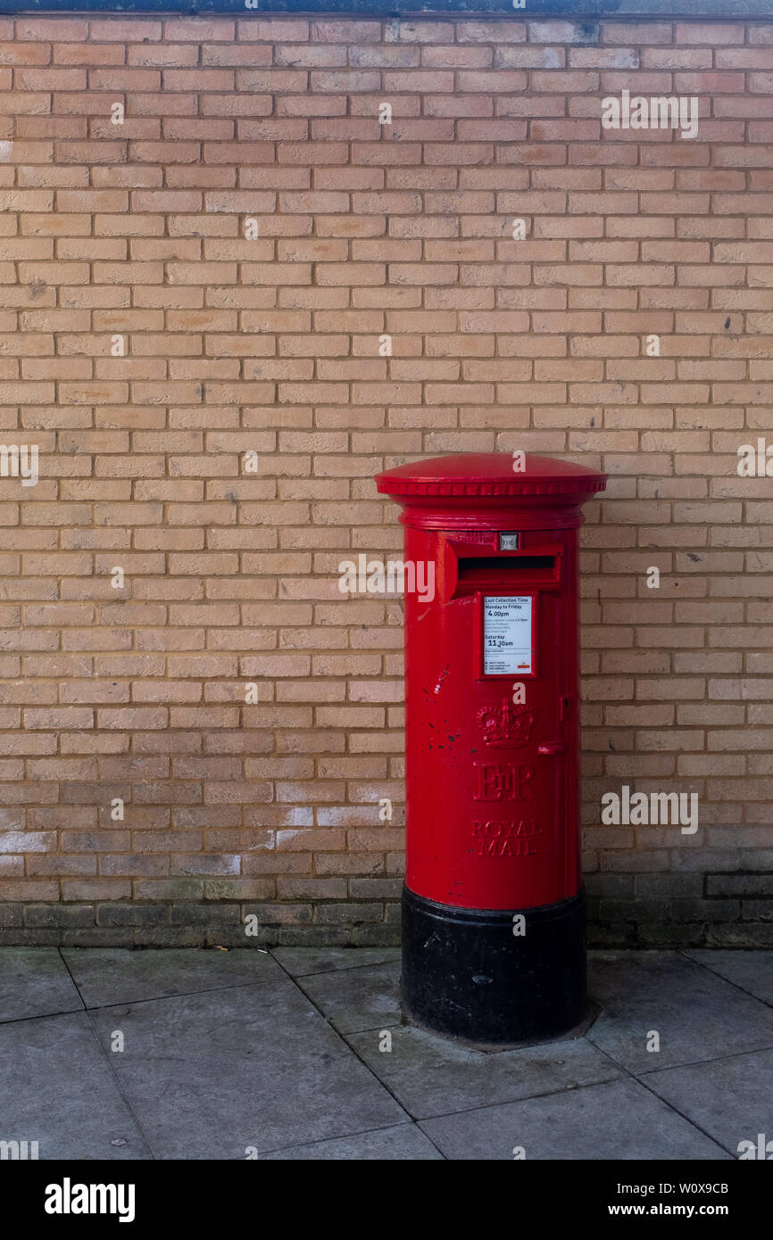 Red royal mail letter box hi-res stock photography and images - Alamy