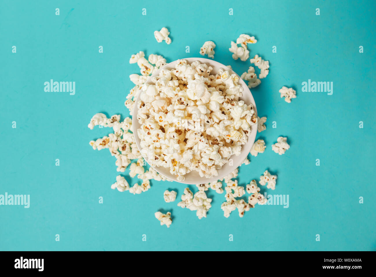 popcorn on color background Stock Photo - Alamy