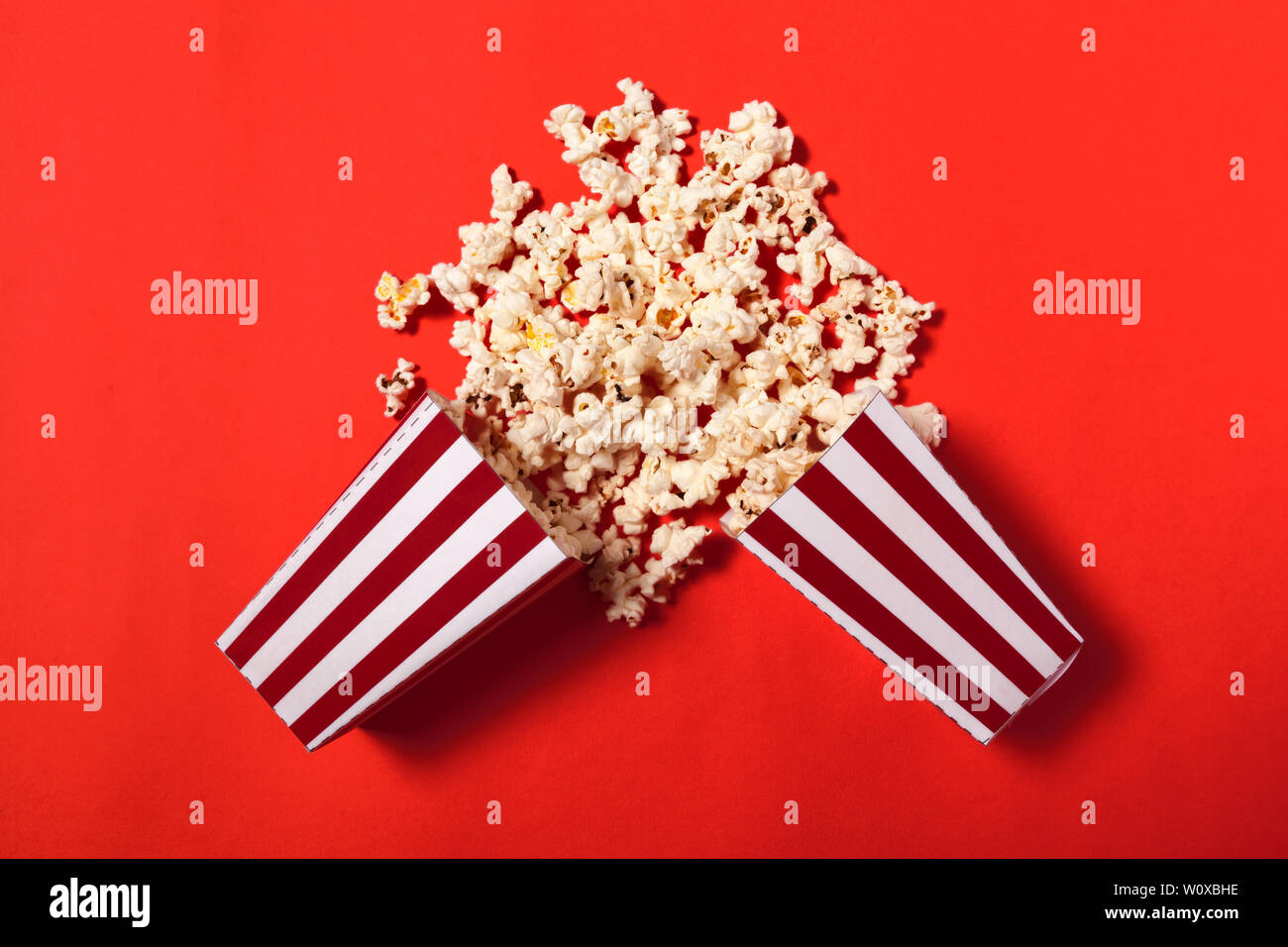 popcorn on color background Stock Photo - Alamy
