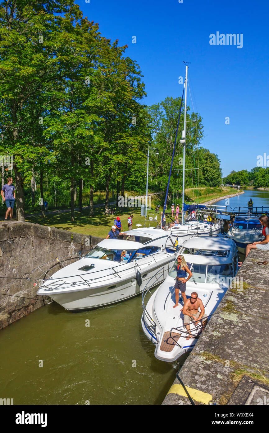 Motor boat in a lock hi-res stock photography and images - Alamy