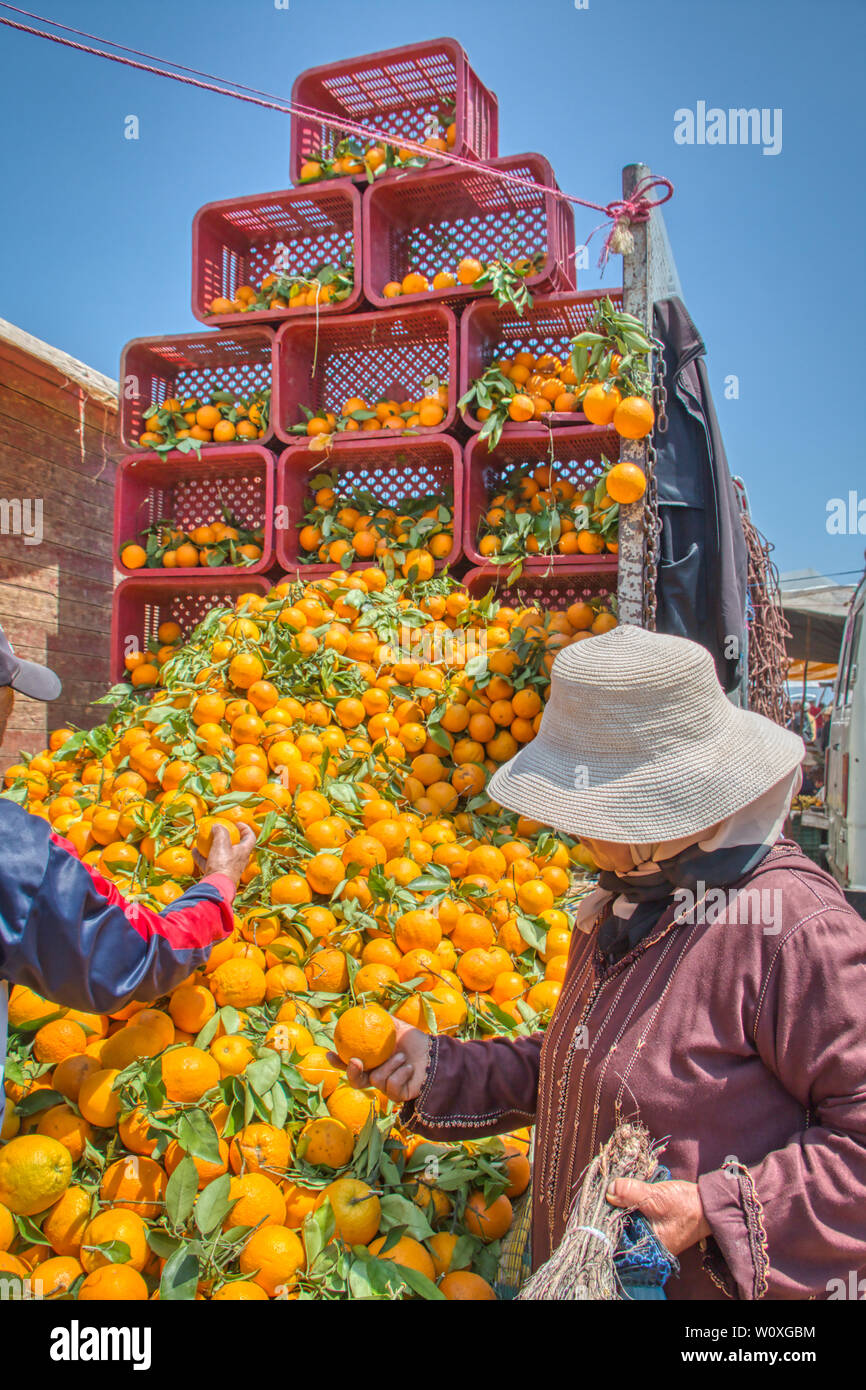 Market women chefchaouen morocco hi-res stock photography and images ...
