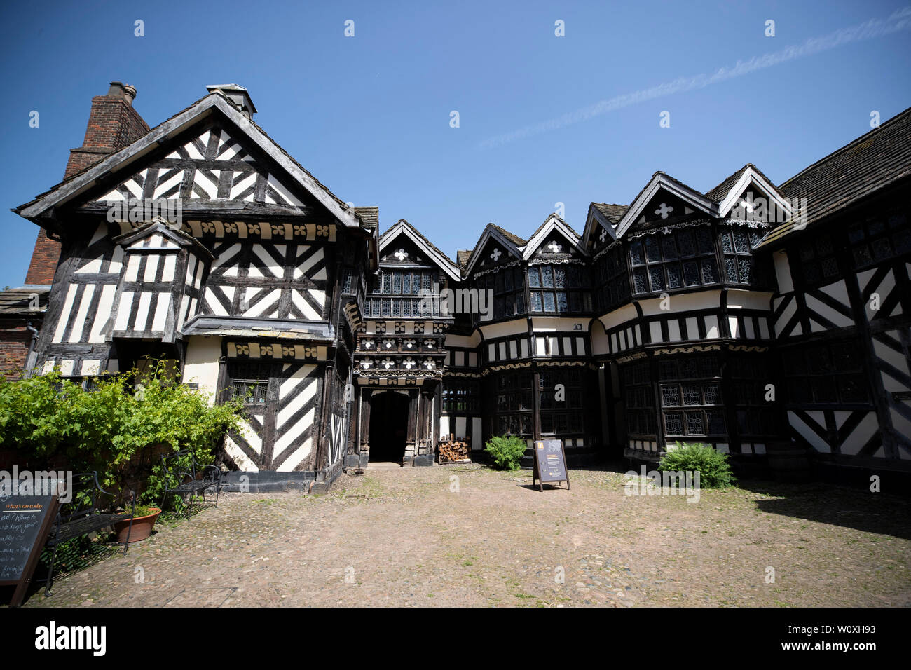 Cheshire little moreton hall hi-res stock photography and images - Alamy